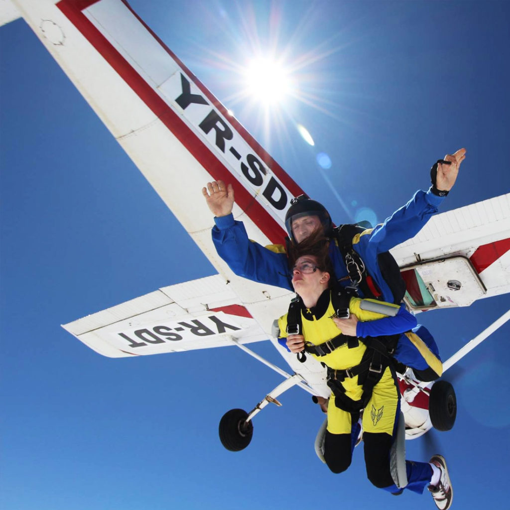 Salt cu parasuta - GoExplore